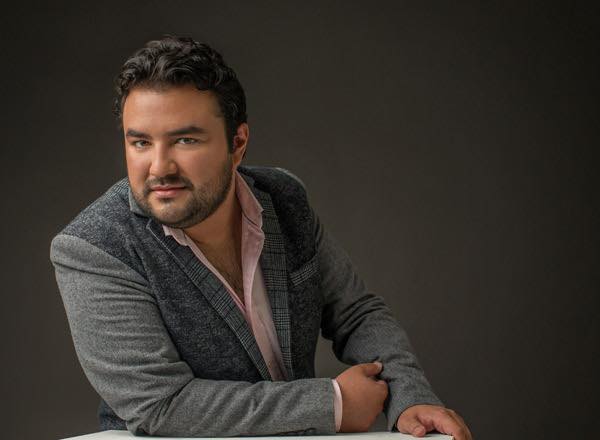 Agencia de talentos Promethean admite al tenor guatemalteco Mario Chang